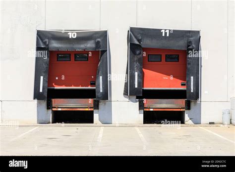 Truck Loading Dock With Overhead Door Dock Leveler Dock Seals And