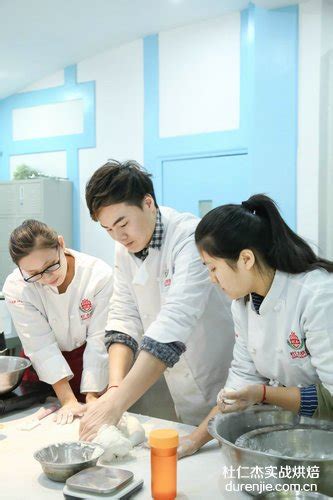 糕点师一般月工资多少2018年糕点师傅的工资 杜仁杰实战烘焙