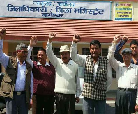 दस दिन से पानी नहीं मिलने से गुस्साए ग्रामीणों का प्रदर्शन