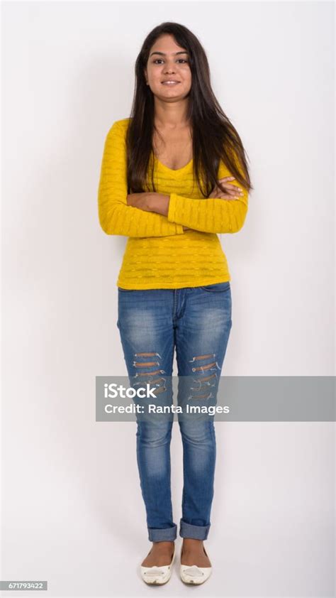 무기와 서 흰색 배경에 대해 교차 하는 동안 웃 고 젊은 행복 한 인도 여자의 전신 샷 20 24세에 대한 스톡 사진 및 기타 이미지 20 24세 20 29세 명랑한