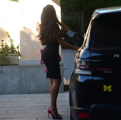 ياسمين صبري عارية السيقان بفساتين قصيرة 20 صورة الفن والجمال