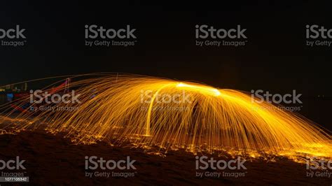 어두운 어두운 구름으로 해변에 보기 아름 다운 화재 댄서 스윙 화재 댄스 배경 하늘 공연에 대한 스톡 사진 및 기타 이미지 공연 공연자 그네 Istock