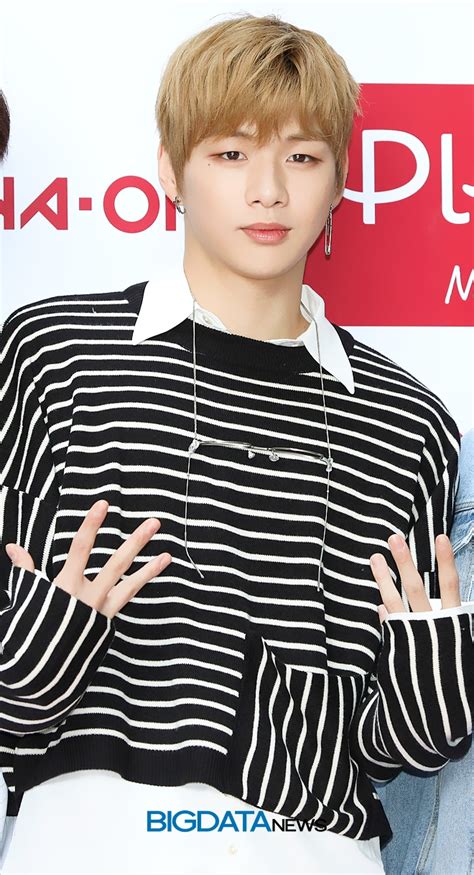 Big포토 워너원wanna One 강다니엘 신조차 입덕해서 다녤다녤 외친다는 이 시대의 완벽남