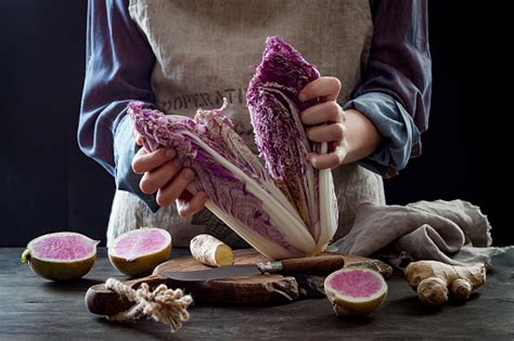 배 추와 수 박 무 김치 재료입니다 여자는 자주색 양배추 김치 제조 법에 대 한 절단입니다 창 자 건강 발효 및 채식