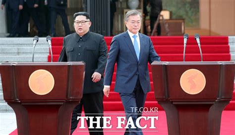 남북정상회담 판문점 선언 뒤 악수하는 문재인 대통령과 김정은 위원장 포토 기사 더팩트