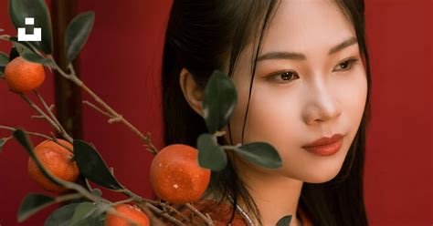 오렌지가 든 나뭇가지를 들고 있는 여자 사진 Unsplash의 무료 베트남 이미지