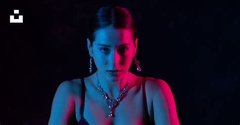 여자는 네온 불빛 아래에서 란제리를 입고 포즈를 취합니다 사진 Unsplash의 무료 초상 이미지