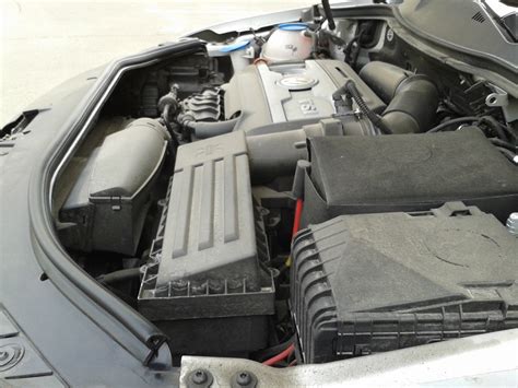 Пластиковая облицовка аккумулятора. — Volkswagen Passat B7, 1,8 л, 2011 ...