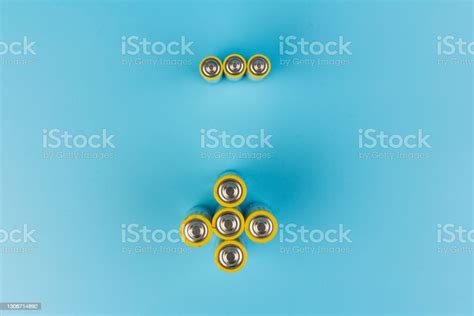 파란색 배경에 회색 노란색 알칼리성 Aa 배터리의 사진 충전식 Nimh 배터리의 재활용 가장 인기있는 어큐뮬레이터 크기입니다 공간을 복사합니다 개념에 대한 스톡 사진 및