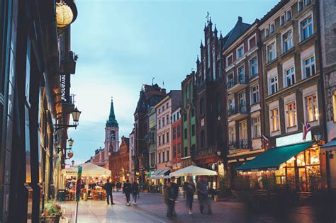 夜のトルン旧市街のゼロカ通りポーランド カラー画像のストックフォトや画像を多数ご用意 カラー画像 クヤヴィポモージェ県 クラクフ