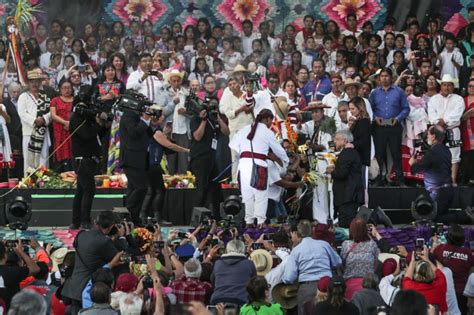 Amlo Primer Presidente En Recibir El Bastón De Mando De Pueblos