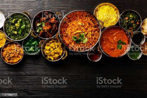인도 음식 카레 버터 치킨 Palak Paneer Chiken 티 카 비리 야 니 야채 카레 Papad 달 어두운 배경에 사프란
