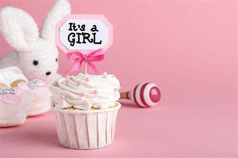 분홍색 배경에 크림과 소녀 토퍼가 있는 아름답게 꾸며진 베이비 샤워 컵케이크 텍스트를 위한 공간 0명에 대한 스톡 사진 및 기타