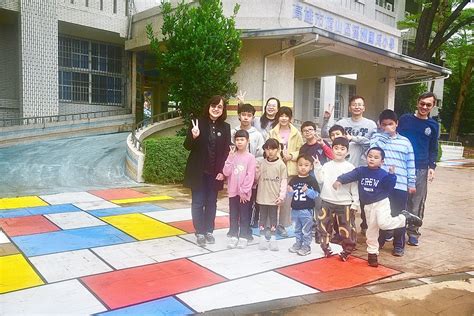 漾新聞 溪洲國小彩繪步道上學更安全 蒙德里安風格引關注