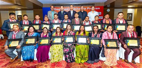 सूर्यज्योति लाइफको वार्षिकोत्सवमा १५ वर्ष बढी सेवा गर्ने कर्मचारी