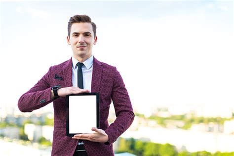 빈 태블릿과 지붕에 넥타이 스탠드와 빨간 정장과 셔츠에 젊은 심각한 사업가 개념에 대한 스톡 사진 및 기타 이미지 개념 경관 경영자 Istock