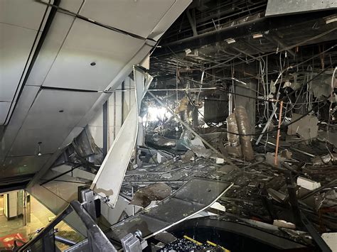 炸得滿目瘡痍😱😱 【台中新光三越氣爆疑拆裝潢釀禍6死6傷 施工層如「砲彈轟炸」畫面曝 】 圖／消防局提供