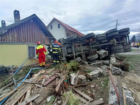 FOTO Accident teribil o autobasculantă a rupt un gard și a intrat din