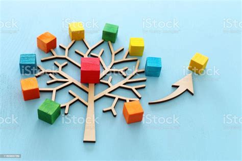 파란색 테이블 인적 자원 및 관리 개념을 통해 다채로운 큐브와 나무 나무의 비즈니스 이미지 가능한에 대한 스톡 사진 및 기타