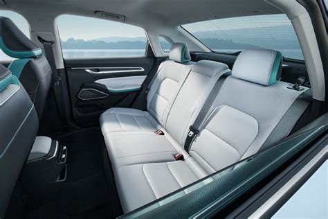 GEELY Emgrand 2025 - фото в новом кузове: салон, вид снаружи, багажник