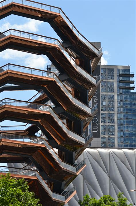 크레인이있는 대형 금속 구조물 사진 Unsplash의 무료 건물 이미지