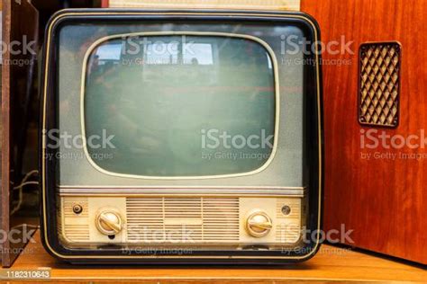 빈티지 복고풍 오래 된 텔레비전 흰색 배경에 고립 된 고립 된 흰색 배경에 오래 된 Tv 더미에 대한 스톡 사진 및 기타 이미지