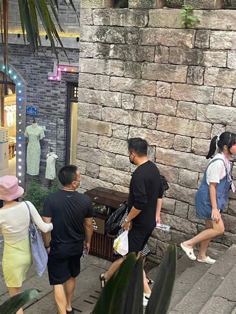汪小菲张颖颖疑似同游重庆 二人一前一后保持距离 搜狐大视野 搜狐新闻