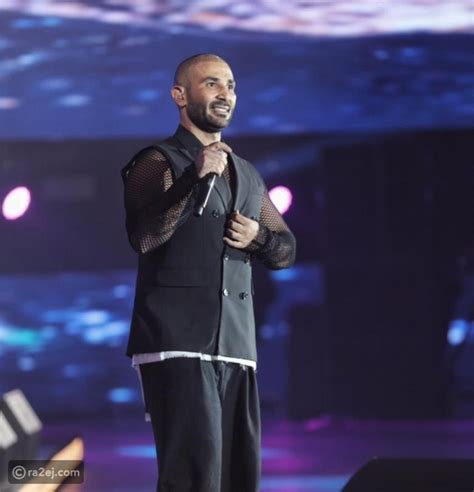 آخرهم أحمد سعد فنانون اتبعوا صيحة الملابس الشفافة والحلق في إطلالتهم