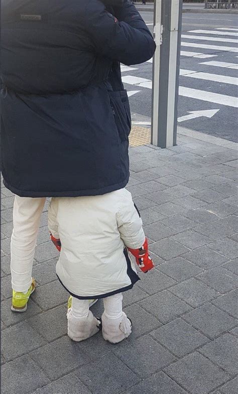 추운 날씨 속 아기의 유치원 등교길 에누리 쇼핑지식 자유게시판