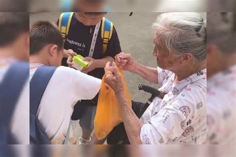 祖奶奶买好零食等孩子们回来看到孩子奶奶也是很开心的吧