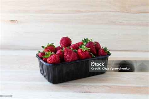 나무 배경에 어두운 플라스틱 용기에 딸기 플라스틱 용기에 달콤하고 아름다운 베리 딸기 판매 0명에 대한 스톡 사진 및 기타