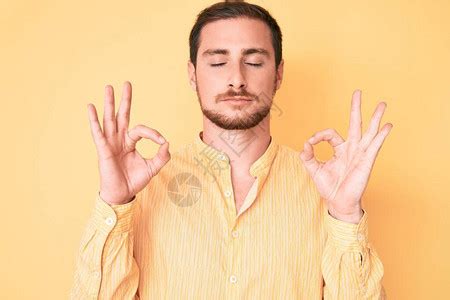 身着散装衣的年轻非洲男子放松高清图片下载 正版图片503840551 摄图网