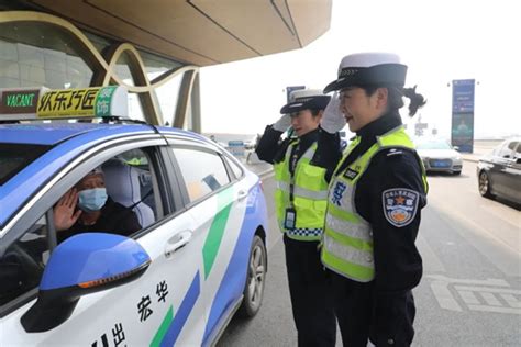 繁花似锦云南机场交警女子服务队温暖出行你我他 中国网