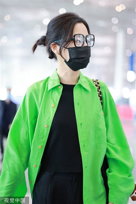 辛芷蕾穿绿色衬衫现身机场 戴框架眼镜有文艺气息 搜狐大视野 搜狐新闻