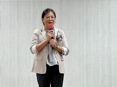 中市民政局頒當選證書 和平區首位女性里長李嬋娟就職