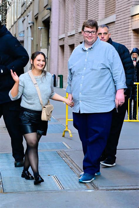 美国女子弑母被判8年，出狱就成网红，网友同情：她曾被母亲虐待