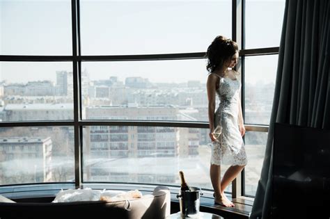 Daylighting фотосессия у панорамного окна девушка позирует свадебный