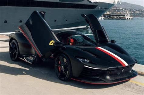 Carlos Sainz Le Roba El Ferrari Daytona Sp3 De Tres Millones De Euros A