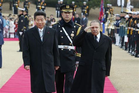 [노무현사료관] [알제리 대통령 공식환영식에서 의장대를 사열하는 부테플리카 대통령과 노무현 대통령]