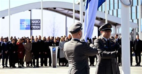 포토 나토 회원국으로 게양되는 핀란드 국기