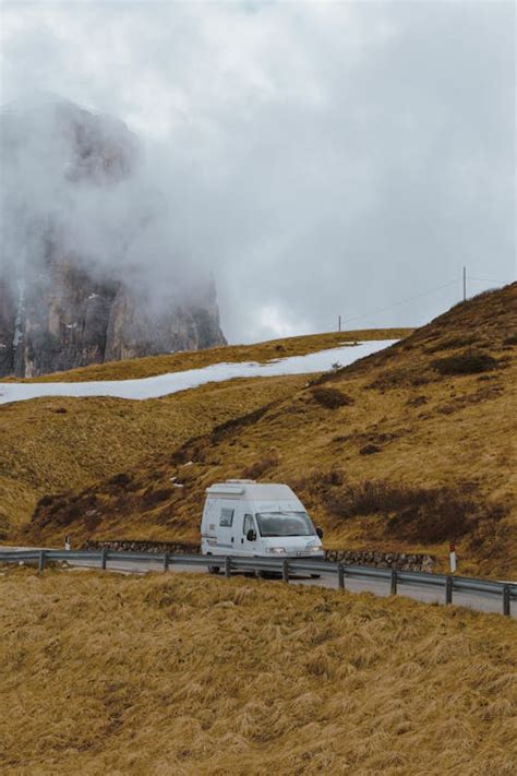 有关交通系統 凝結尾 卡車 山 山丘 戶外 抽煙 旅行 日光 景觀 暴風雨 火山 災害 環境 美景 路 車輛的