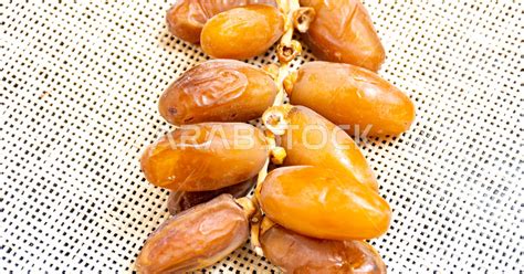 عرجون من التمر الصحي ، تمر دقلة نور ، ضيافة رمضانية ، التمور ، وجبة ذات