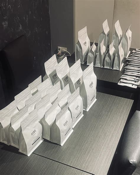虎虎咖啡 自家烘焙 昨天突然連續來了好幾筆咖啡豆訂單，讓腦闆打烊後在店裡包豆子忙出貨，今天公休日還要把不足的部分烘