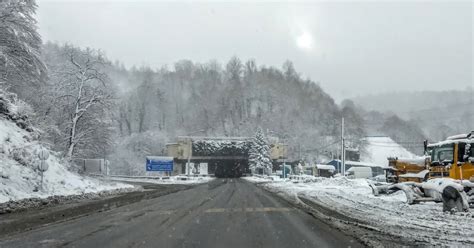 თოვლმა გზებზე მოძრაობა შეაფერხა ნახეთ სად რა შეზღუდვებია
