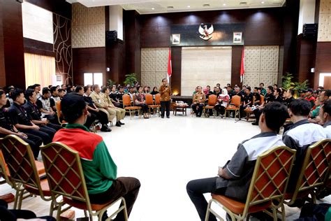 Mensesneg Ramah Tamah Dengan Para Tenaga Kebersihan Dan Pekerja Taman