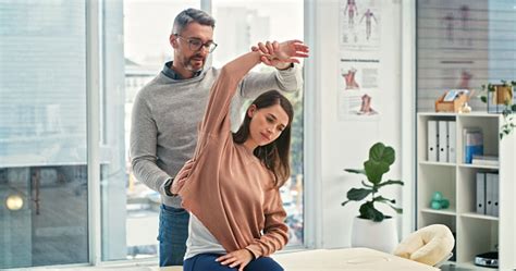 성숙한 척추 지압사 서 서 상담 하는 동안 그의 환자를 검사의 샷 20 29세에 대한 스톡 사진 및 기타 이미지 20 29세 25 29세 2명 Istock