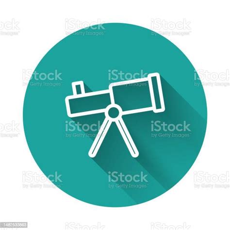 긴 그림자 배경으로 격리 된 흰색 라인 망원경 아이콘 과학 도구 교육 및 천문학 요소 스파이 글래스 및 연구 별 녹색 원 버튼입니다 벡터 0명에 대한 스톡 벡터 아트 및