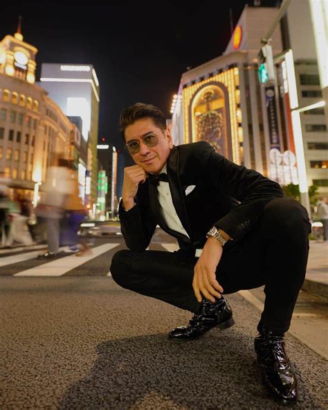 川崎麻世さんのインスタグラム写真 川崎麻世instagram「銀座の交差点でポーズを取ってみた😆 Ginza 銀座 Rayban