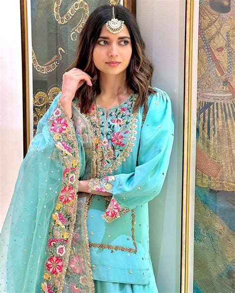 100 Nimrat Khaira Wallpapers