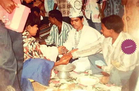 উপমহাদেশ ৯০ দশকের বিবাহ পরবর্তী খাওয়া পরিবেশনের একরি গ্রাম্য চিত্রi যেখানে নতুন দুলা সহ আগত